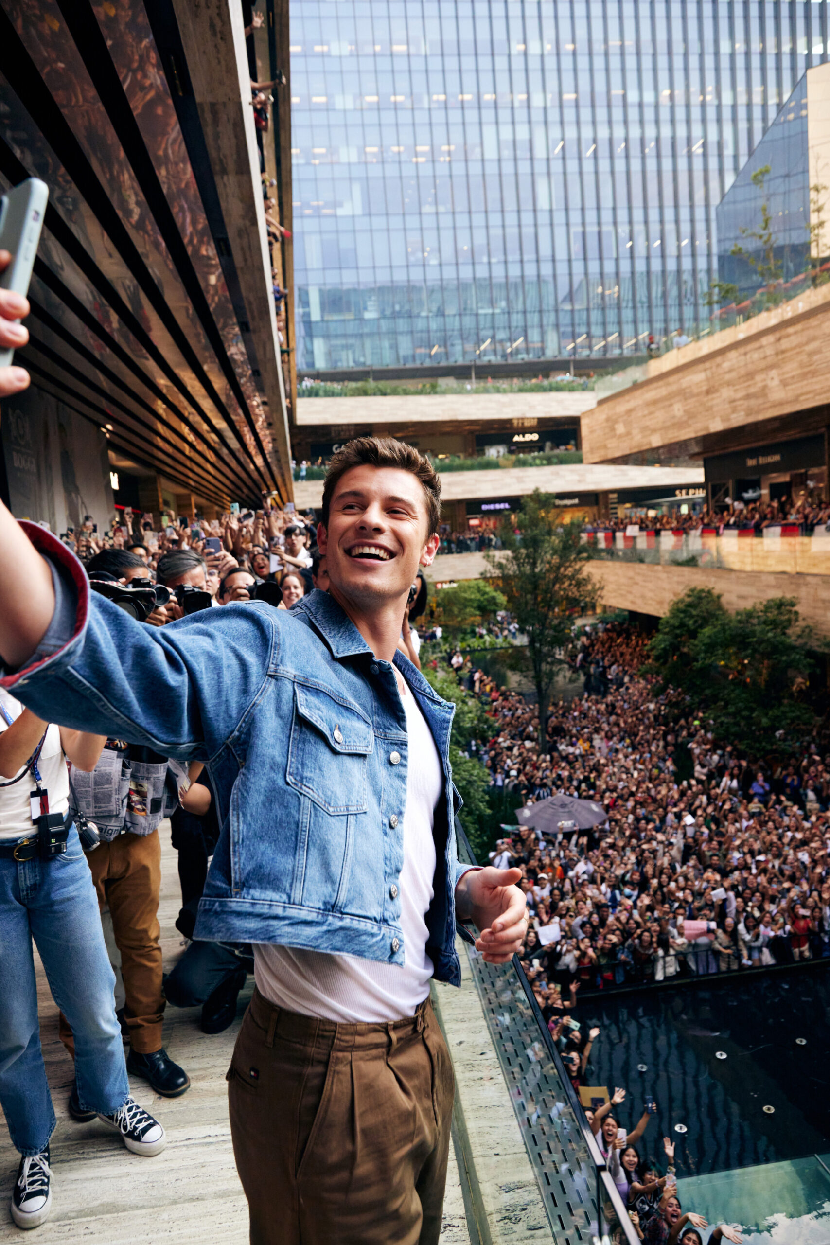 SHAWN MENDES VISITA LA CIUDAD DE MÉXICO PARA CELEBRAR EL LANZAMIENTO DE ...