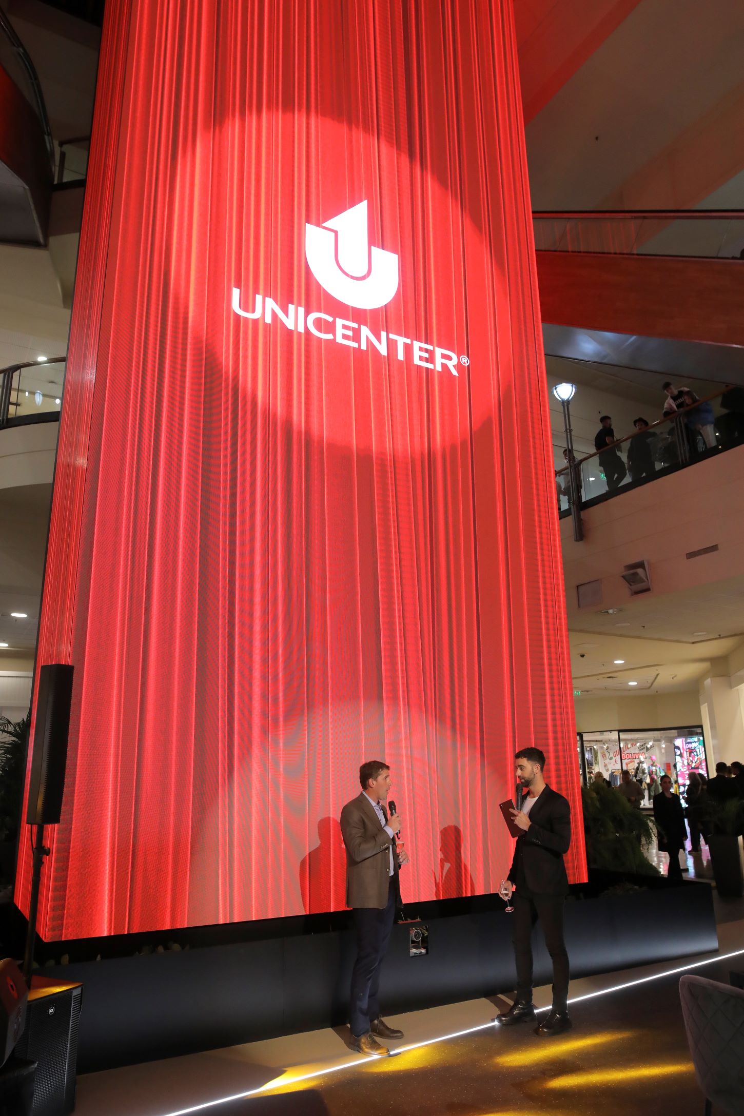 Unicenter presentó la pantalla interactiva 3D más grande de la Argentina – Marcela Fittipaldi ...
